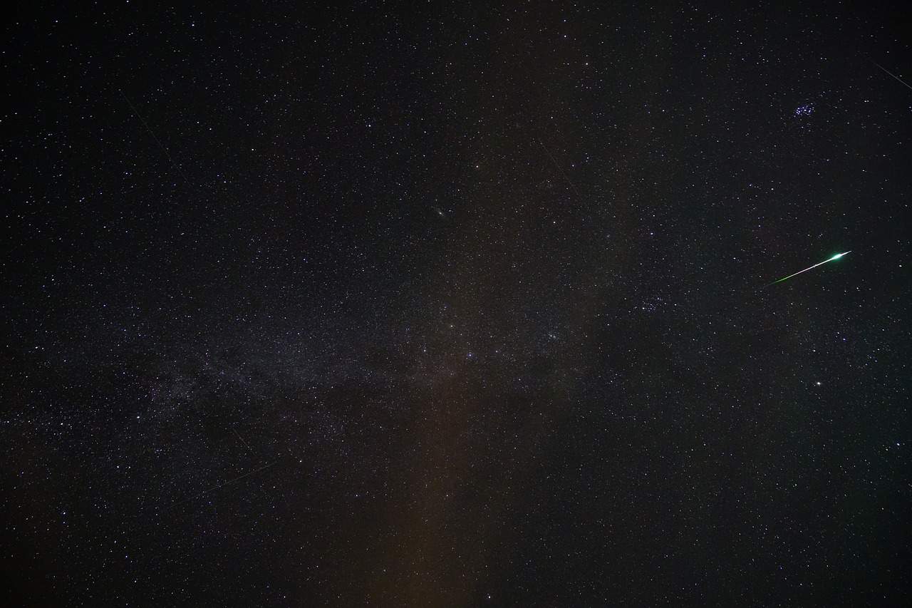 Russian rocket re-entry ignites Twitter, gives Aus a light show